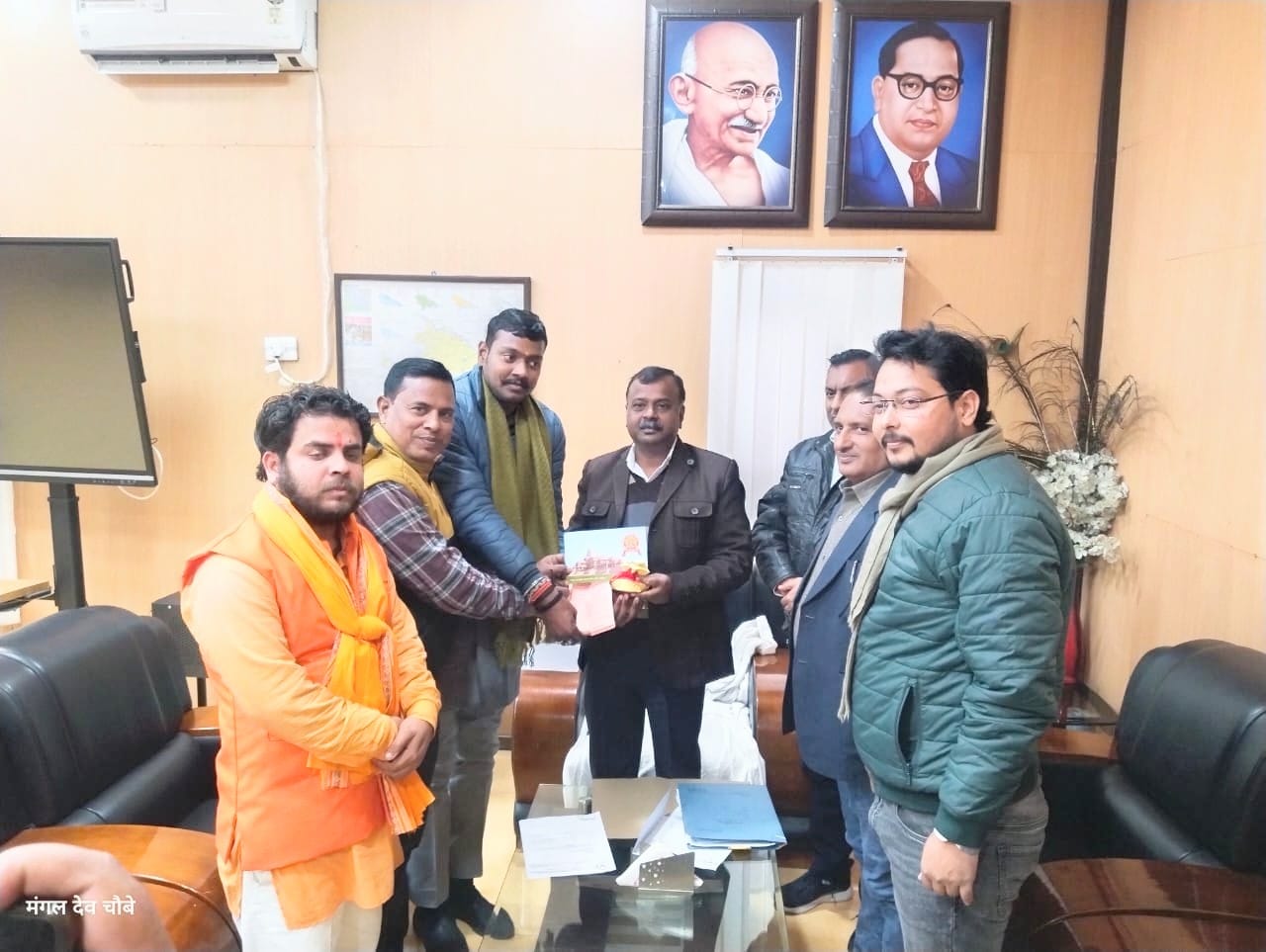 अयोध्या के पूजित अक्षत संग अयोध्या आने का निमंत्रण लेकर वीसी, डीएम व सीएमओ से मिले संघ के लोग ...